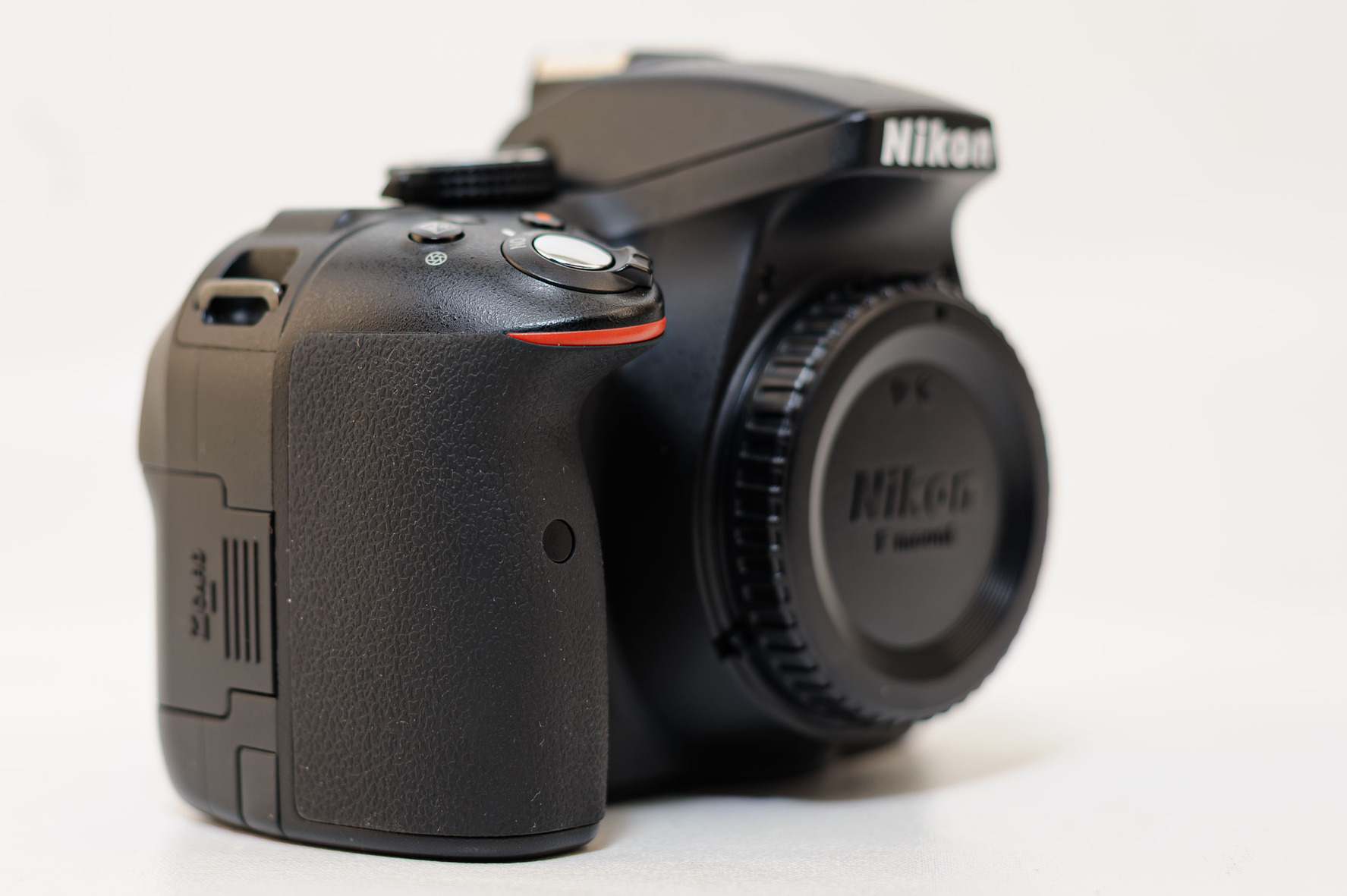 Nikon D5300 + 18-140mm f/3,5-5,6 G ED VR Kit - HardverApró