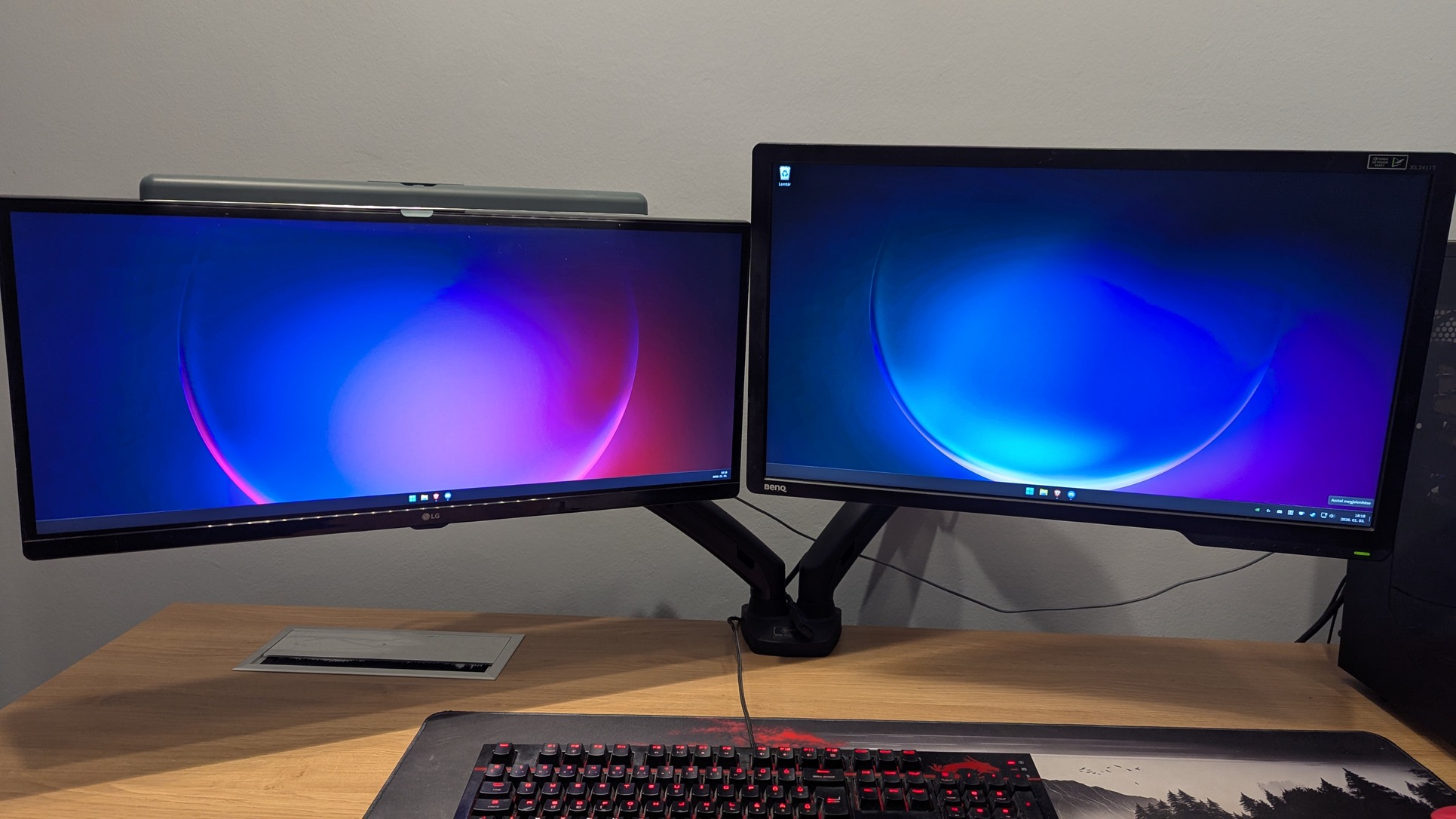2 monitor + dual kar csomagban (LG 25UM58-P ultrawide + BenQ XL2411T ...