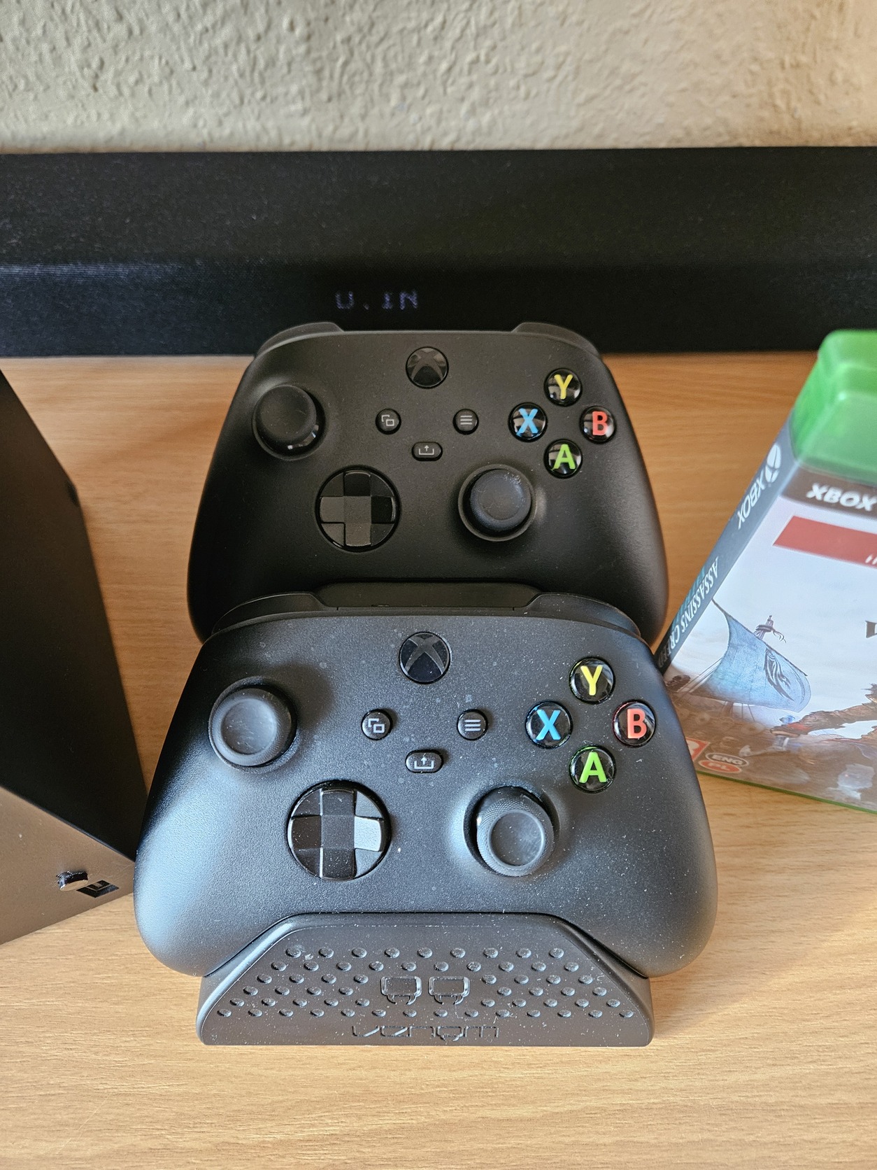 Xbox Series X. 1TB. SSD.,Két Series X. kontrollerrel, töltőallvánnyal ...