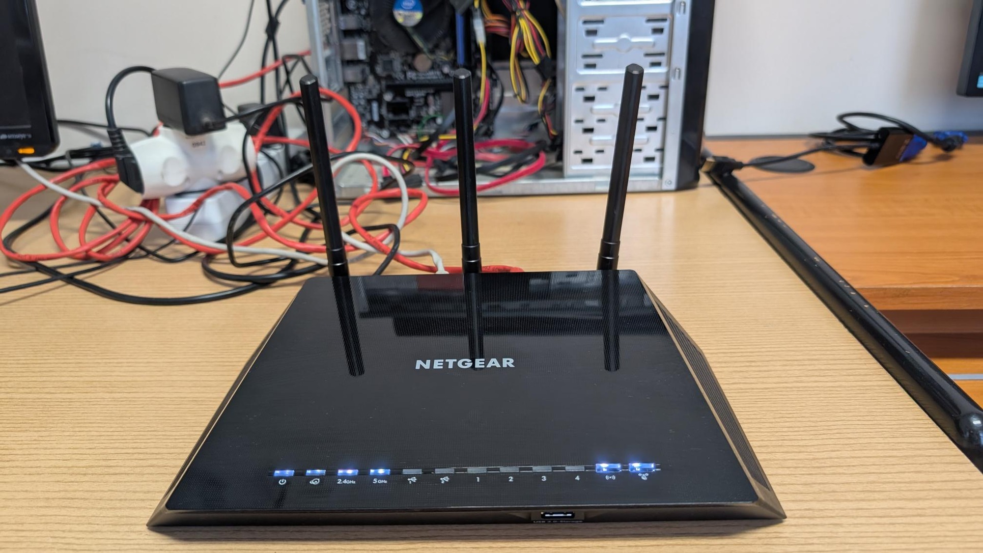 NETGEAR R6700 Nighthawk AC1750 Dual Band WiFi Router, Gigabit Ethernet ...