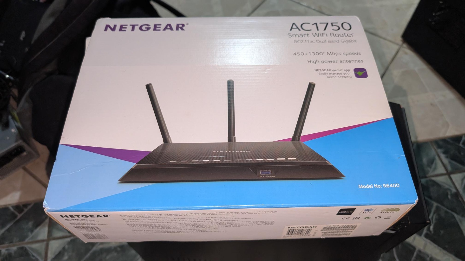 NETGEAR R6700 Nighthawk AC1750 Dual Band WiFi Router, Gigabit Ethernet ...