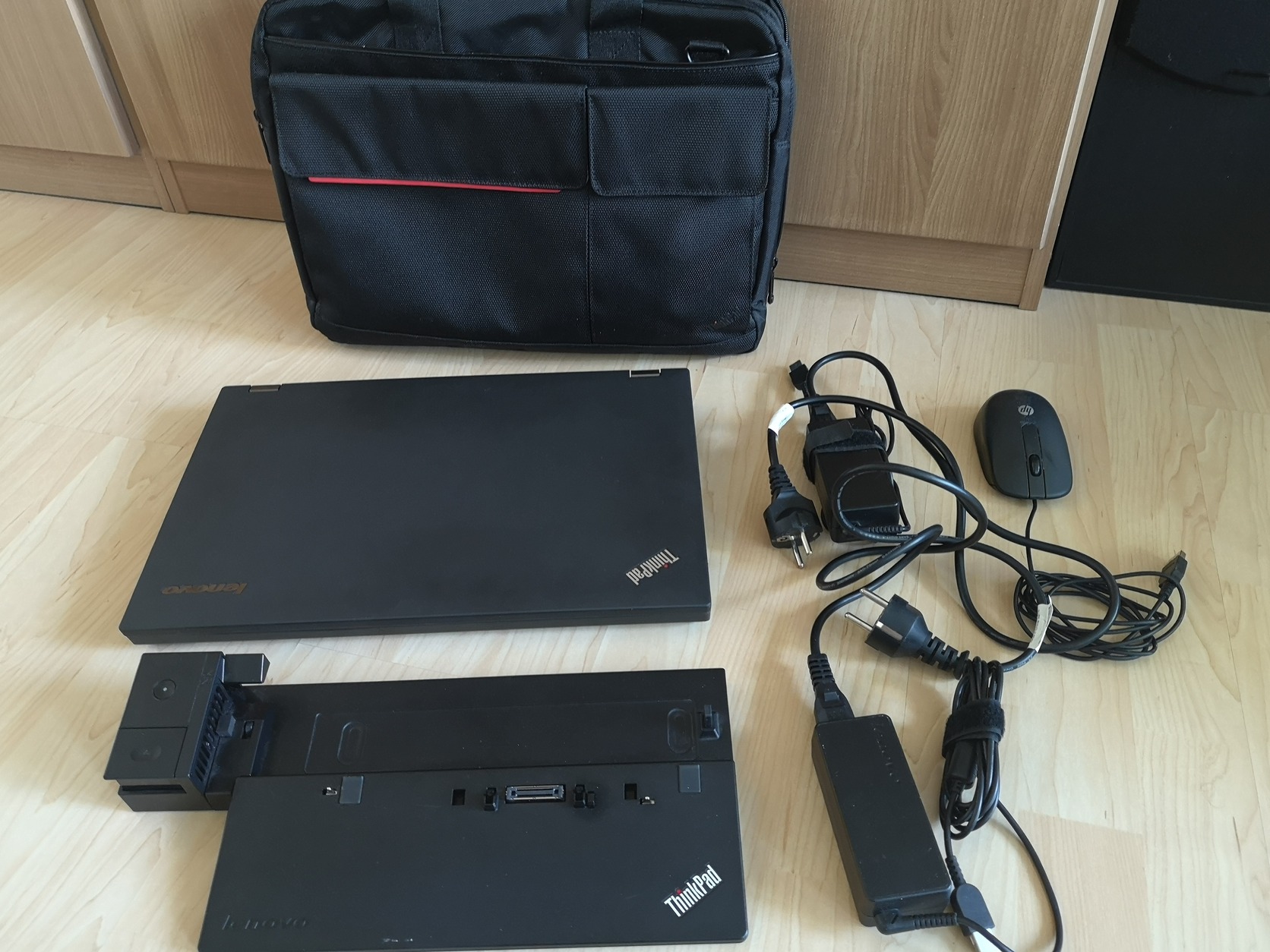 Szép Lenovo T540p Intel i5 250GB SSD 8GB Windows 11 dokkoló 2 töltő ...