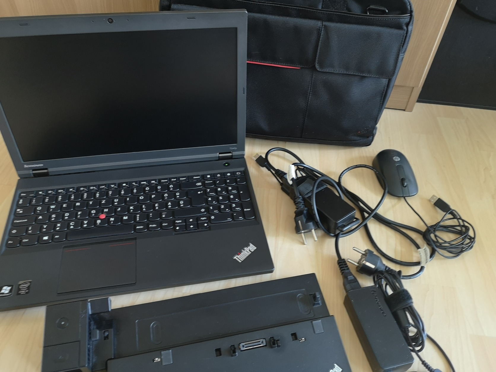 Szép Lenovo T540p Intel i5 250GB SSD 8GB Windows 11 dokkoló 2 töltő ...