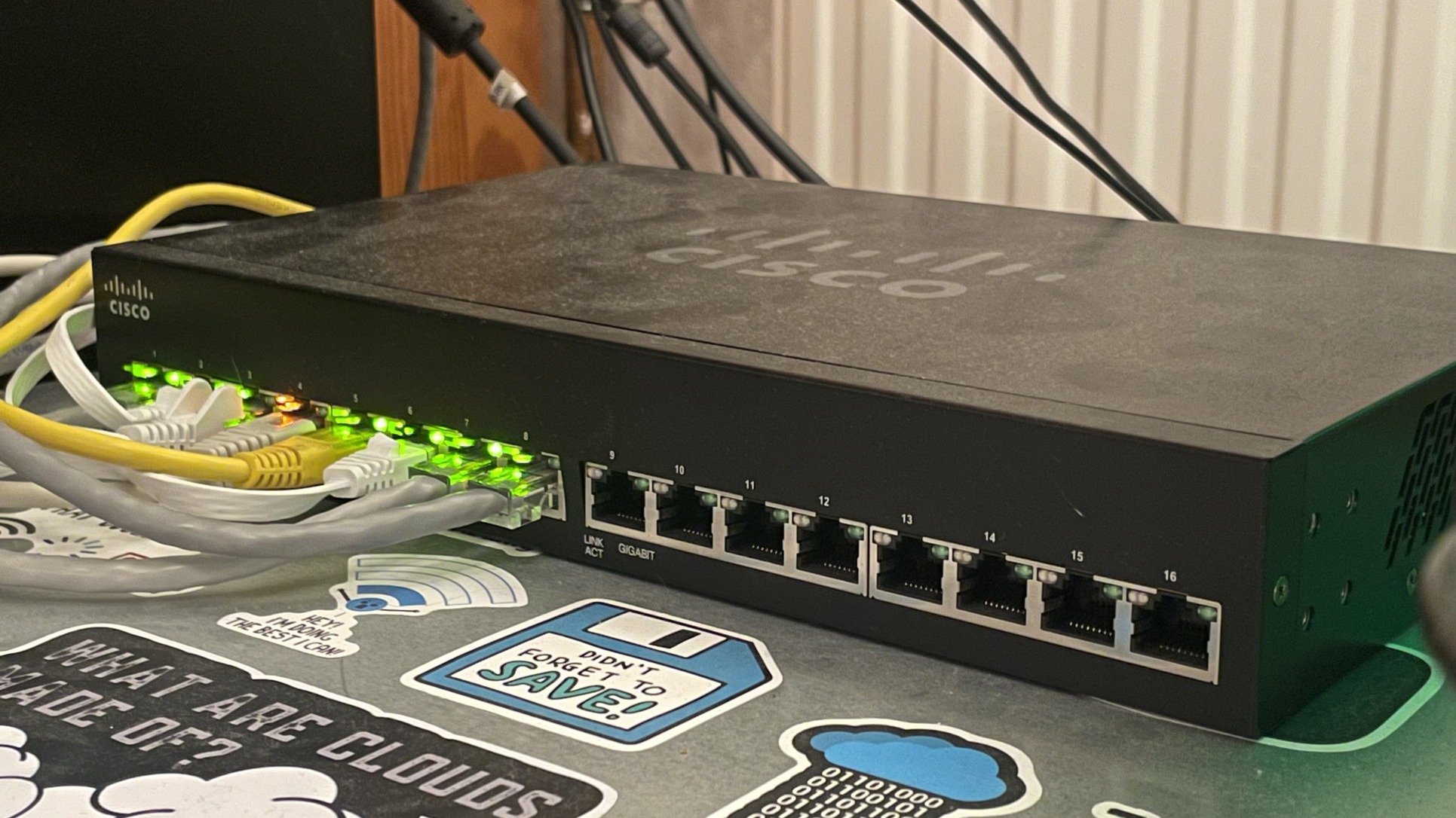 Cisco SG100-16 16 PORTOS GIGABIT, PLUG&PLAY, PASSZÍV SWITCH - HardverApró