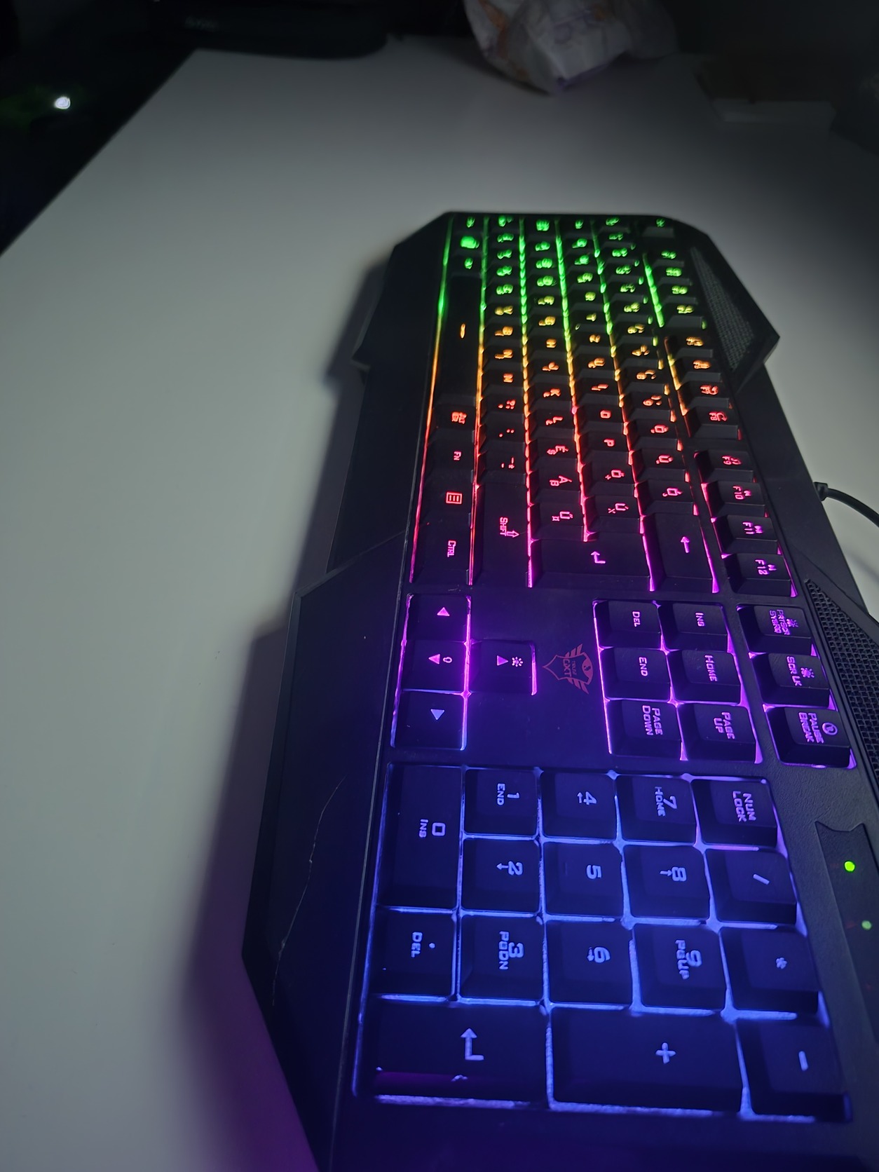 Trust Avonn Gtx 830-RW billentyűzet - HardverApró