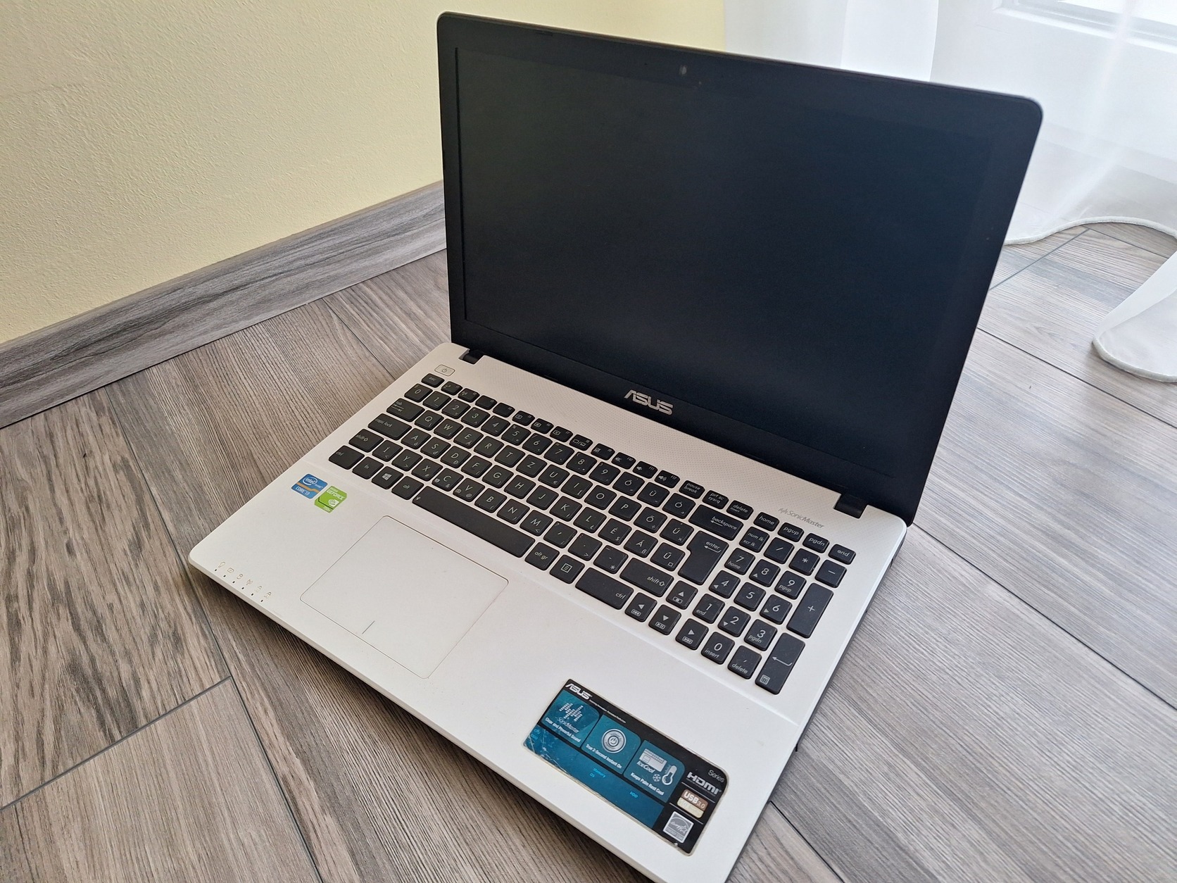 Asus x550CC - i3 3217U, 2GB VGA, 4GB DDR3(bővíthető) RAM, 120GB SSD ...