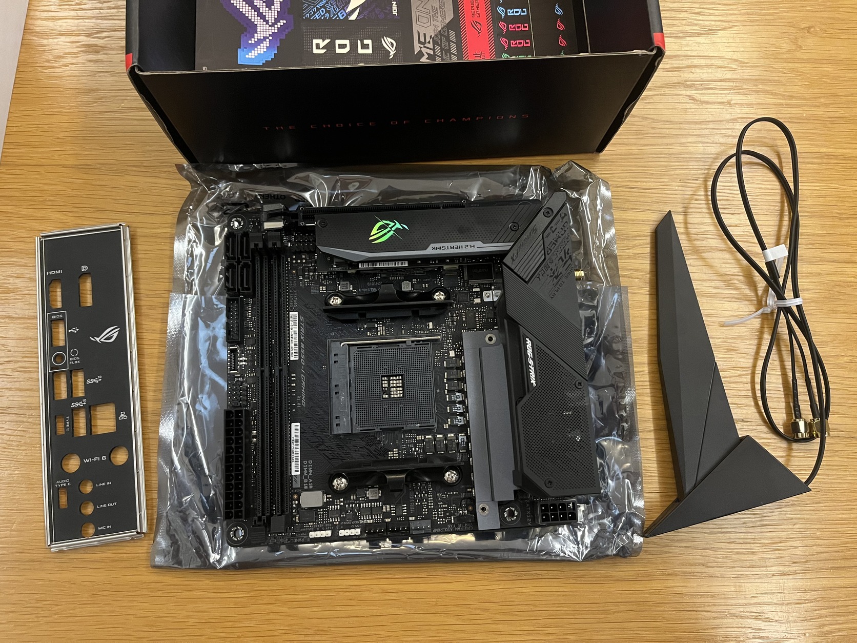 ASUS ROG Strix B550-I Gaming Mini-ITX alaplap - HIBÁS (piros LED ...