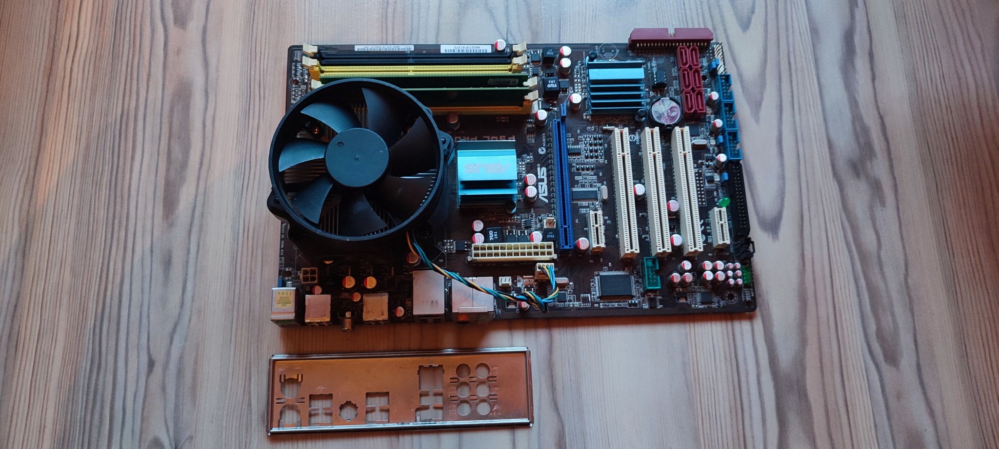 Eladó Asus P5QL PRO + E8400 CPU + 2X1GB 1066MHz RAM - HardverApró