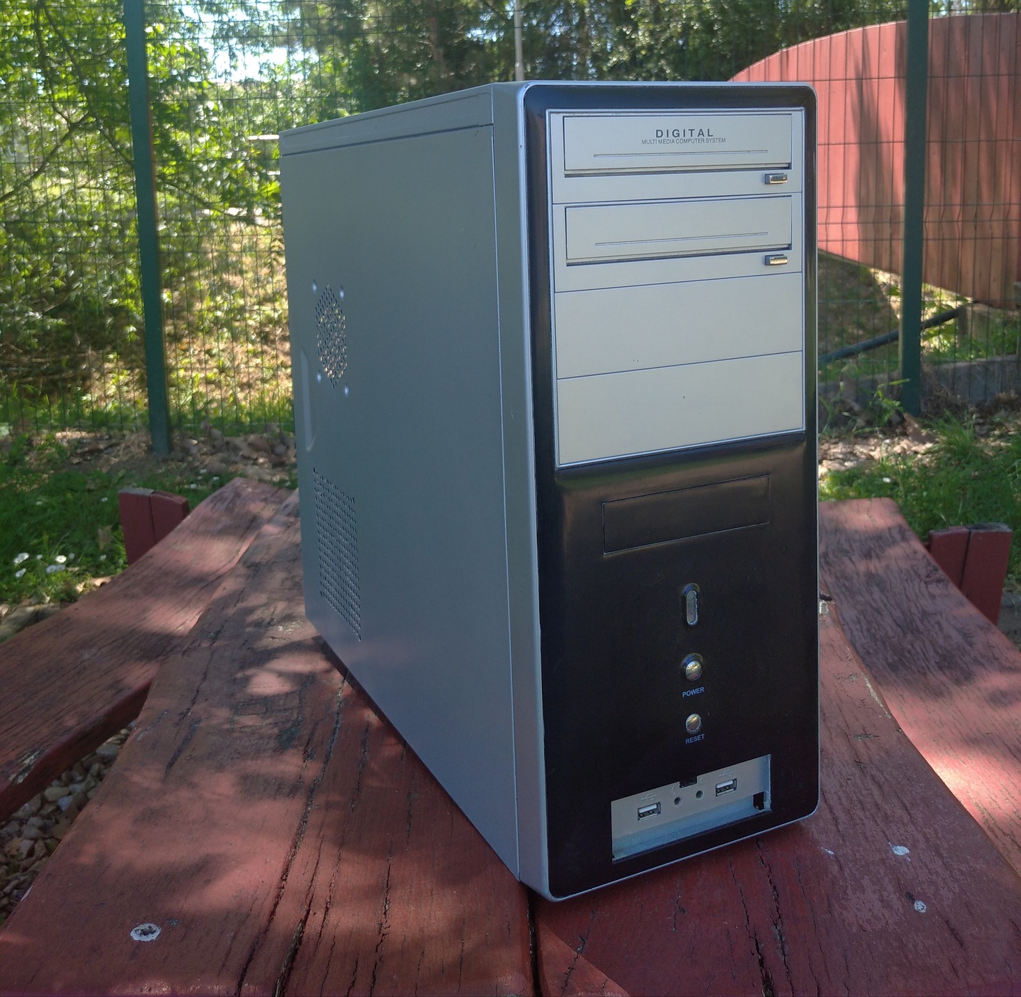 Retro szürke ATX Ház, HDD Rack-el - HardverApró