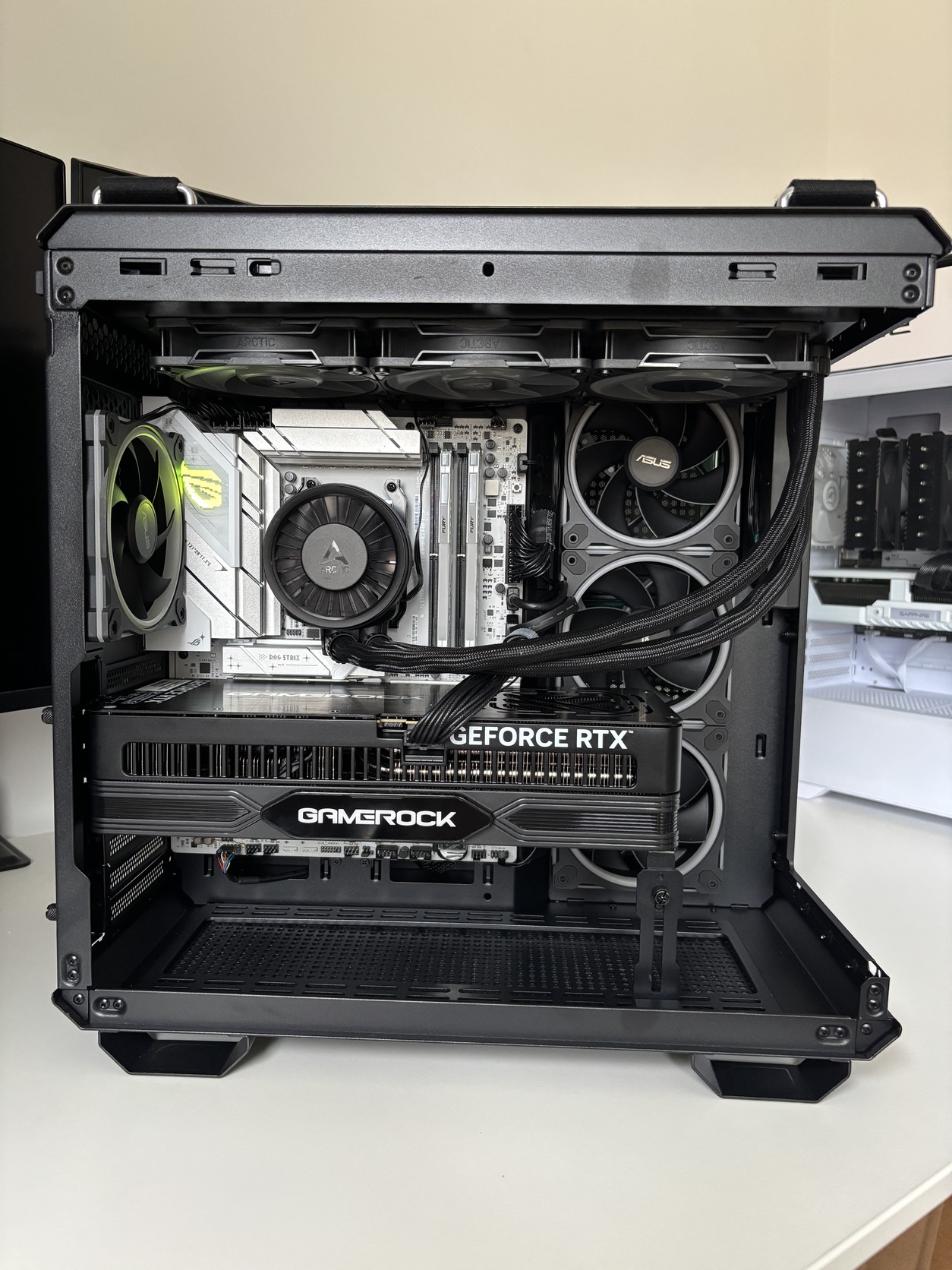 Eladó 4K GamerPC - RTX 5090 32GB + Ryzen 7 9800X3D /ROG B850 /32GB DDR5 ...