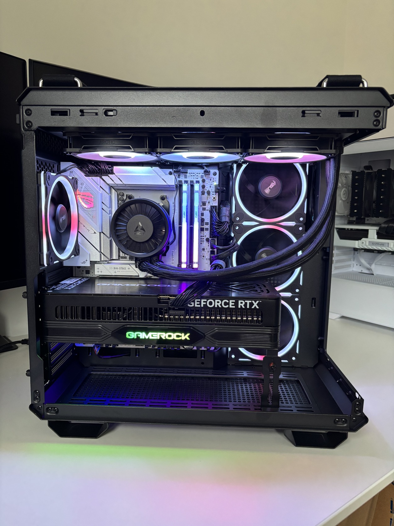 Eladó 4K GamerPC - RTX 5090 32GB + Ryzen 7 9800X3D /ROG B850 /32GB DDR5 ...