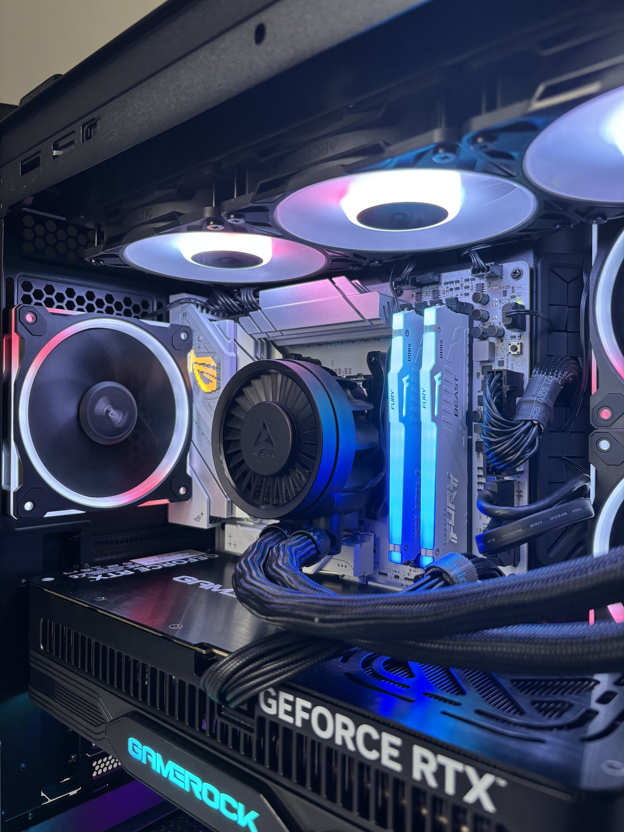 Eladó 4K GamerPC - RTX 5090 32GB + Ryzen 7 9800X3D /ROG B850 /32GB DDR5 ...