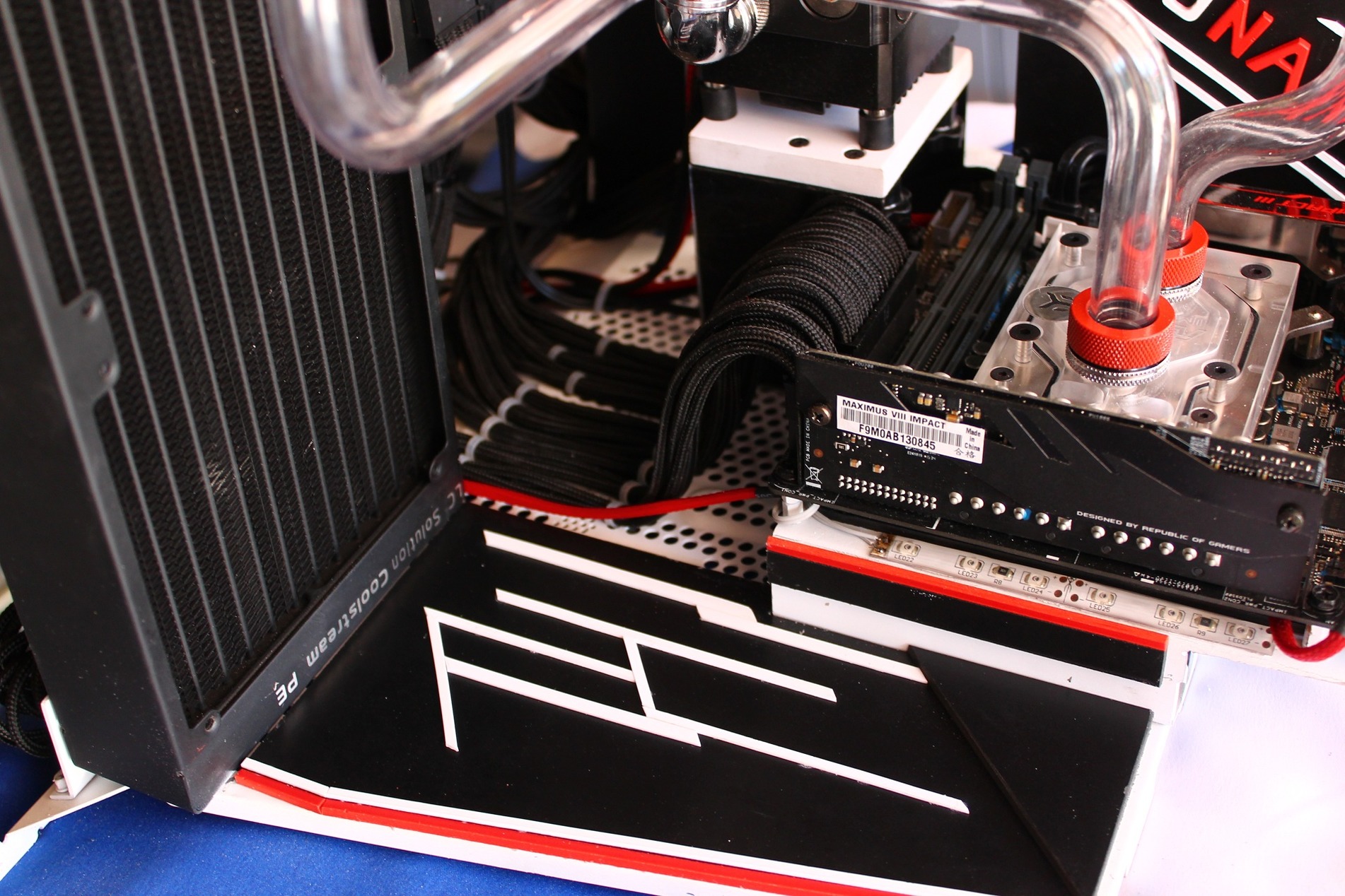 Modding: Oázis ROG monitor - LOGOUT.hu Számtech / Modding cikk